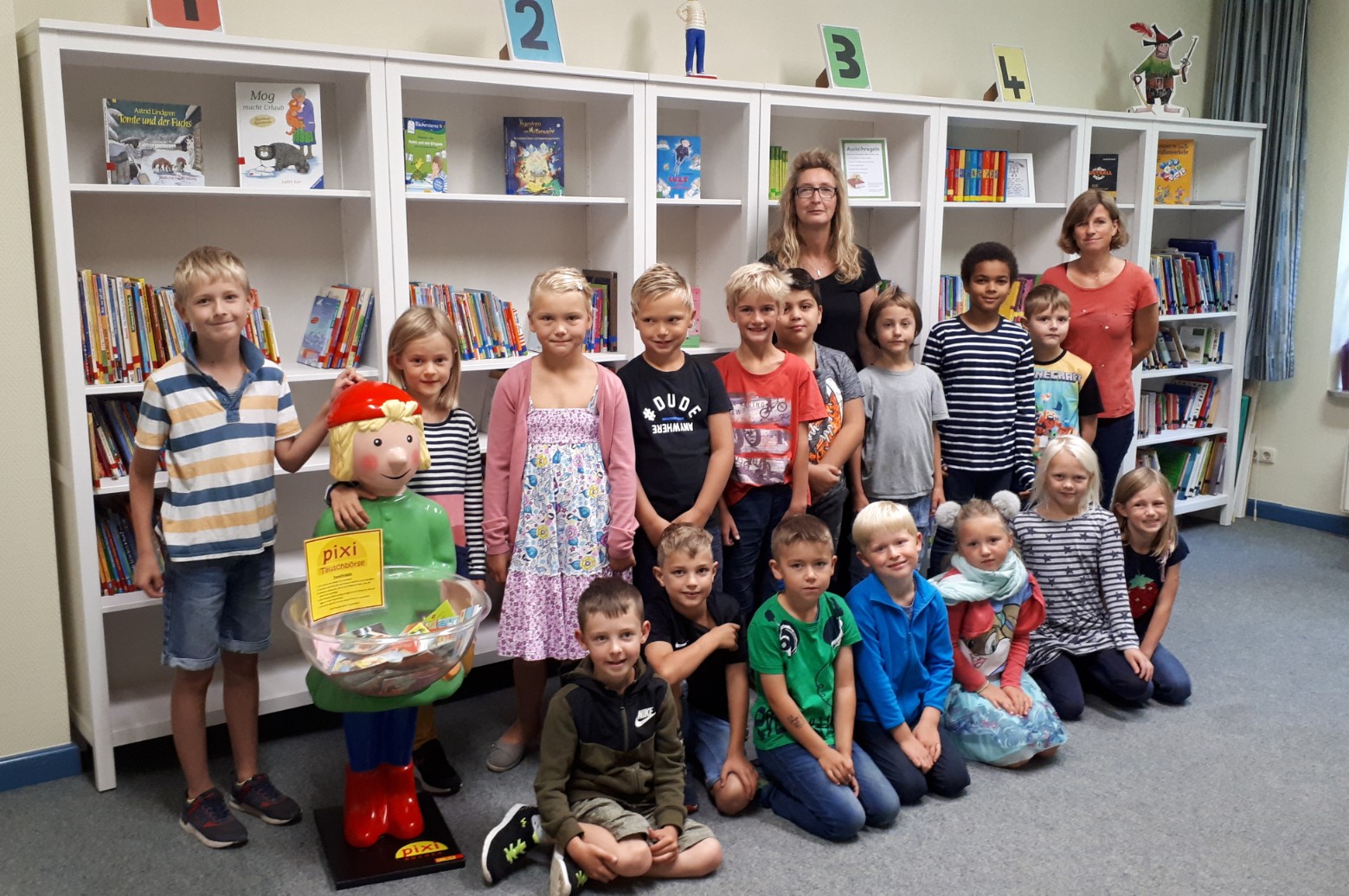 Neue Möbel für die Bücherei – Grundschule Hooksiel